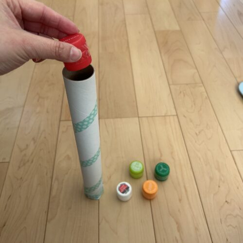 【ポットン落とし】5分でできる♪ラップの芯とペットボトルキャップが大活躍！ | おうちあそびより